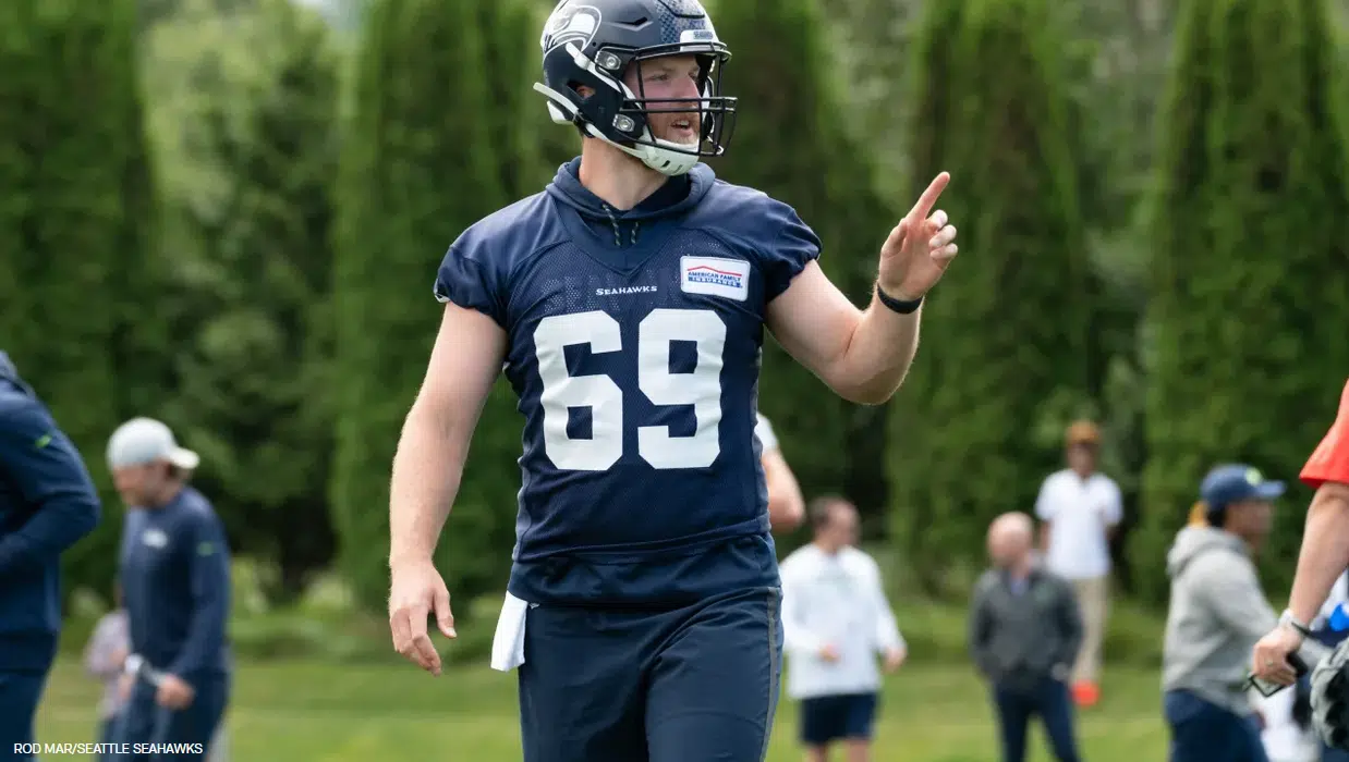 #69 For The Hawks Talks Fatherhood and Football on SPIRIT 105.3 ...