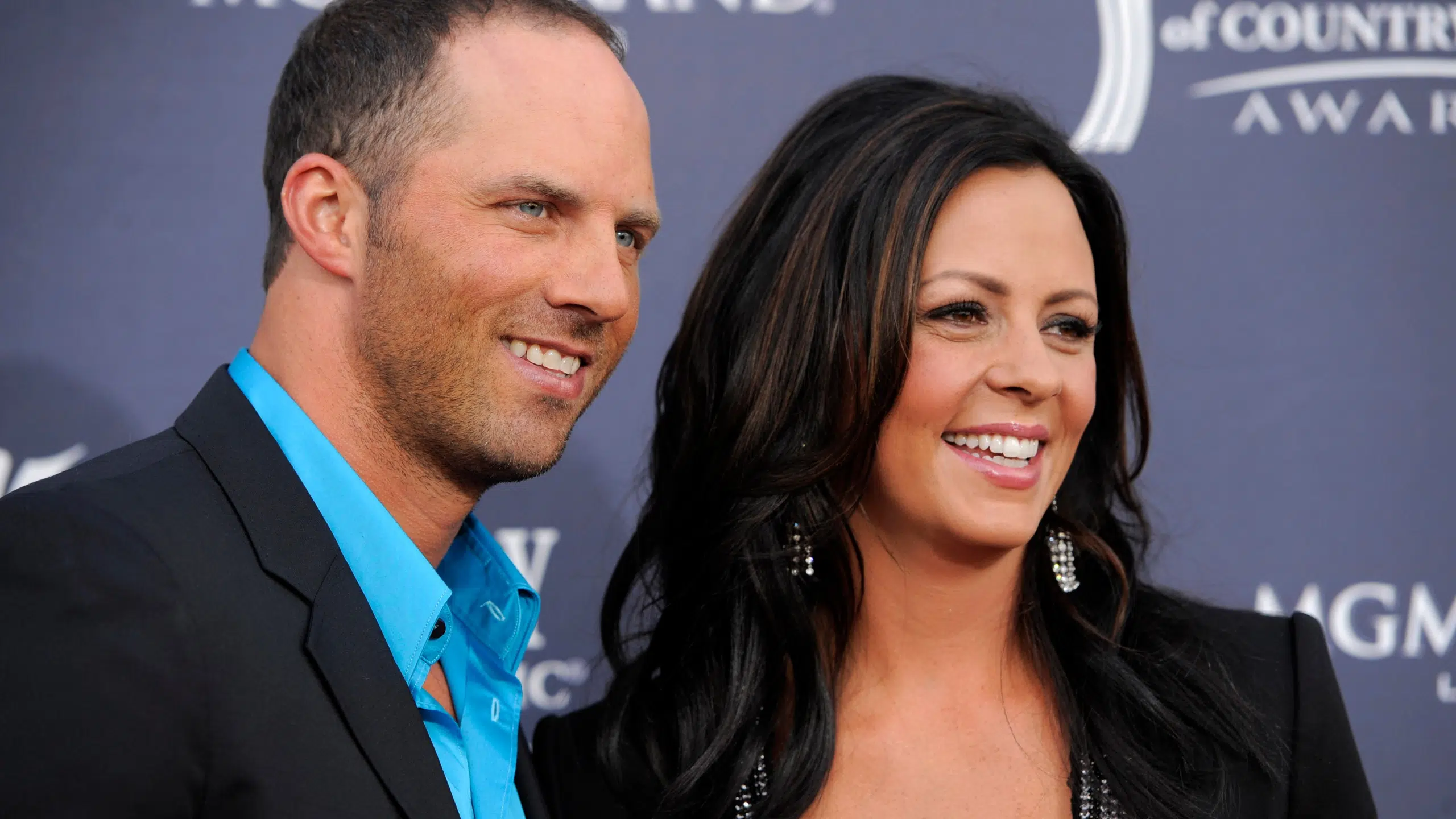 Sara Evans’ Husband Arrested For Attempting To Hit Her With A Car | KOKE FM