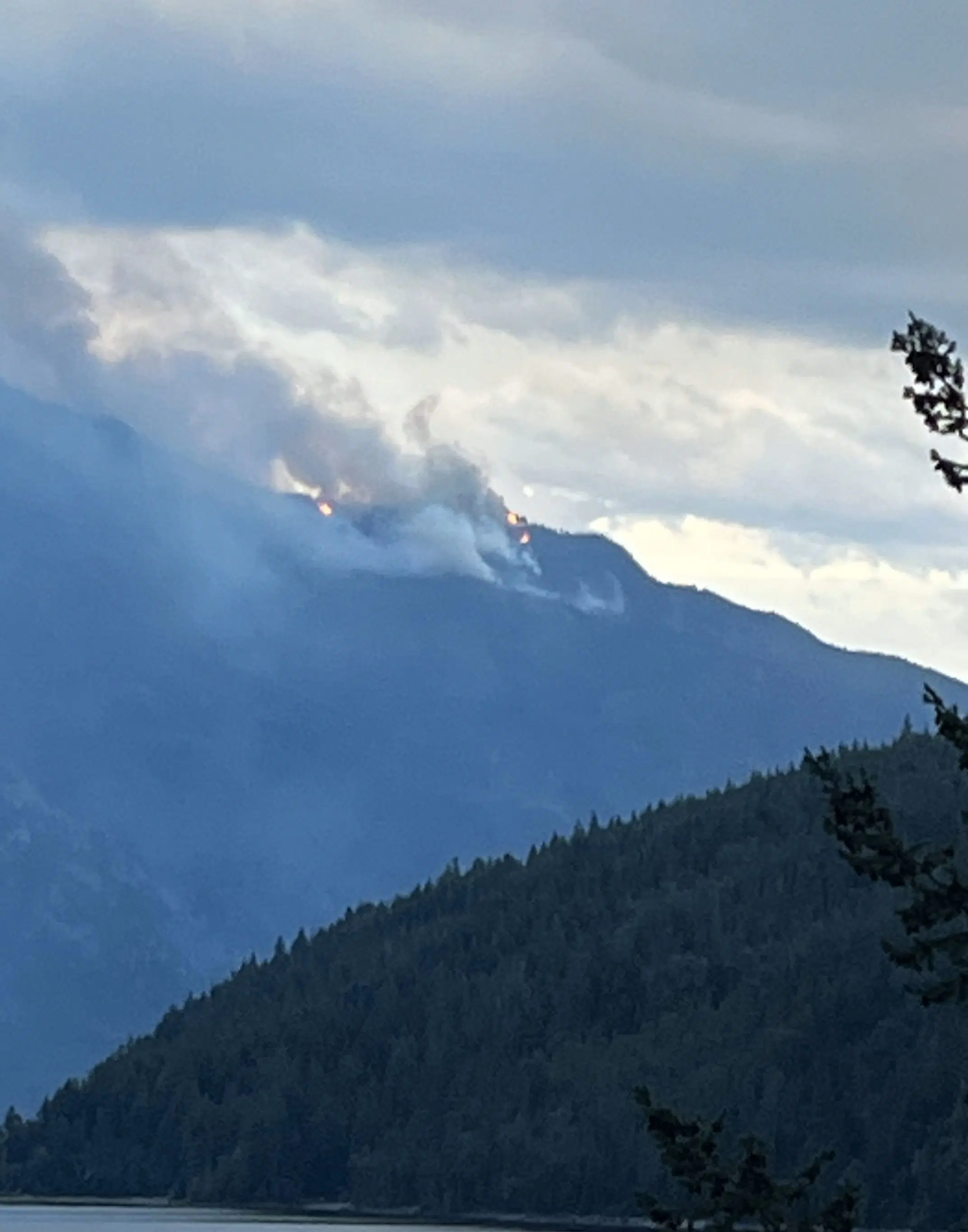 Winds and high heat whip up fire activity near Adams Lake | Radio NL ...