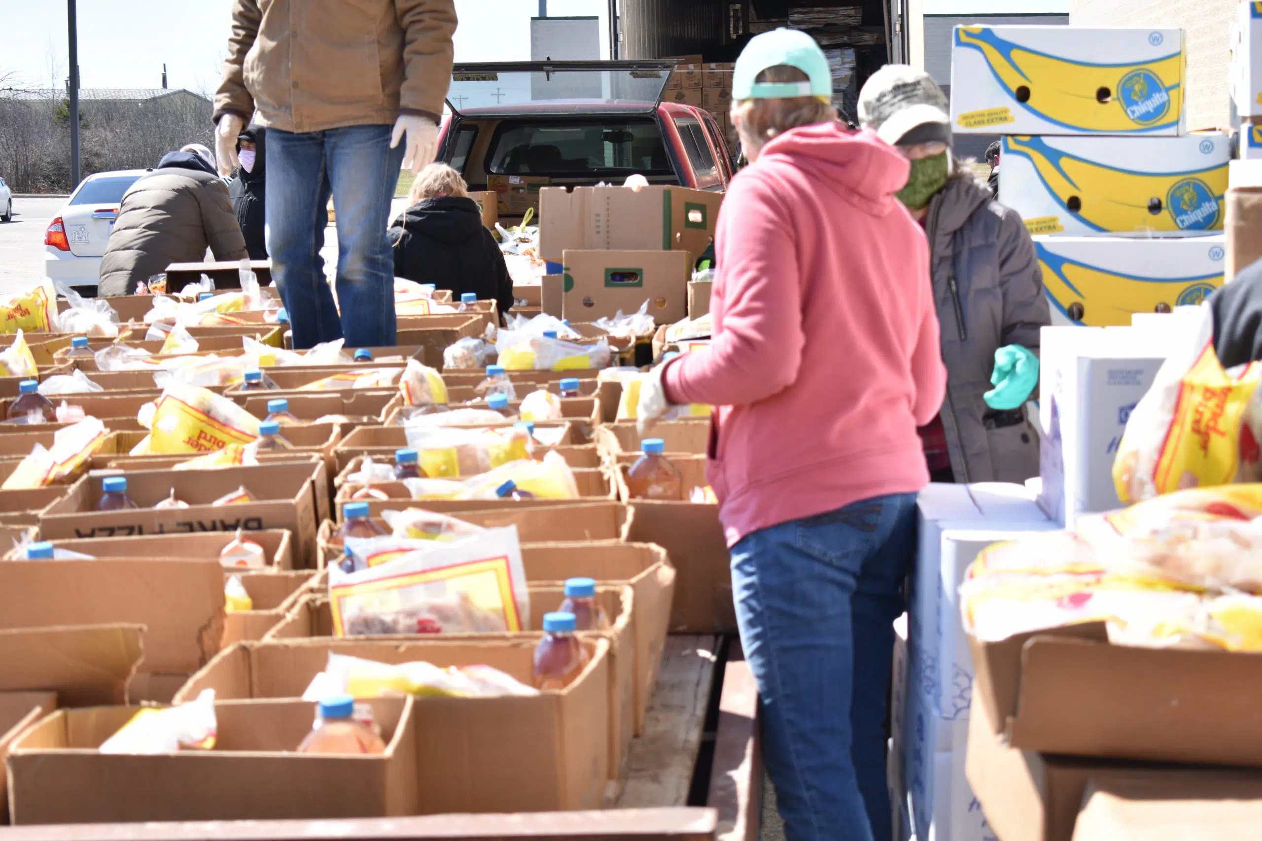 Hundreds Line Up For Escanaba Food Distribution | Radioresultsnetwork.com