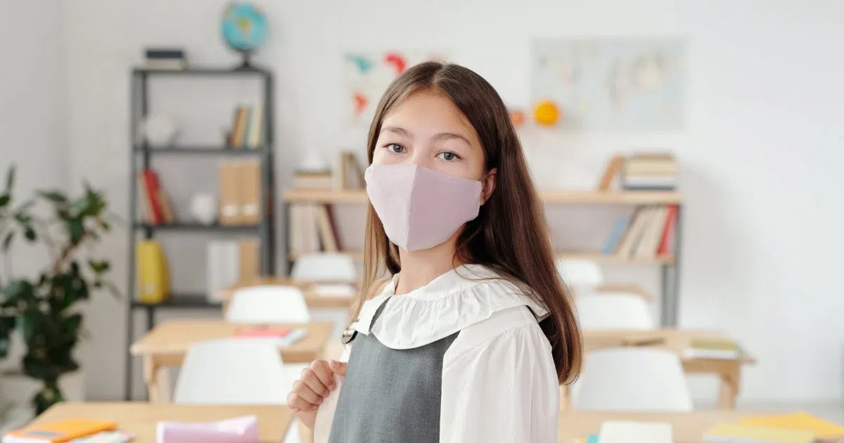 Doctors’ group wants kids to keep wearing masks in class | 101.5 The Hawk