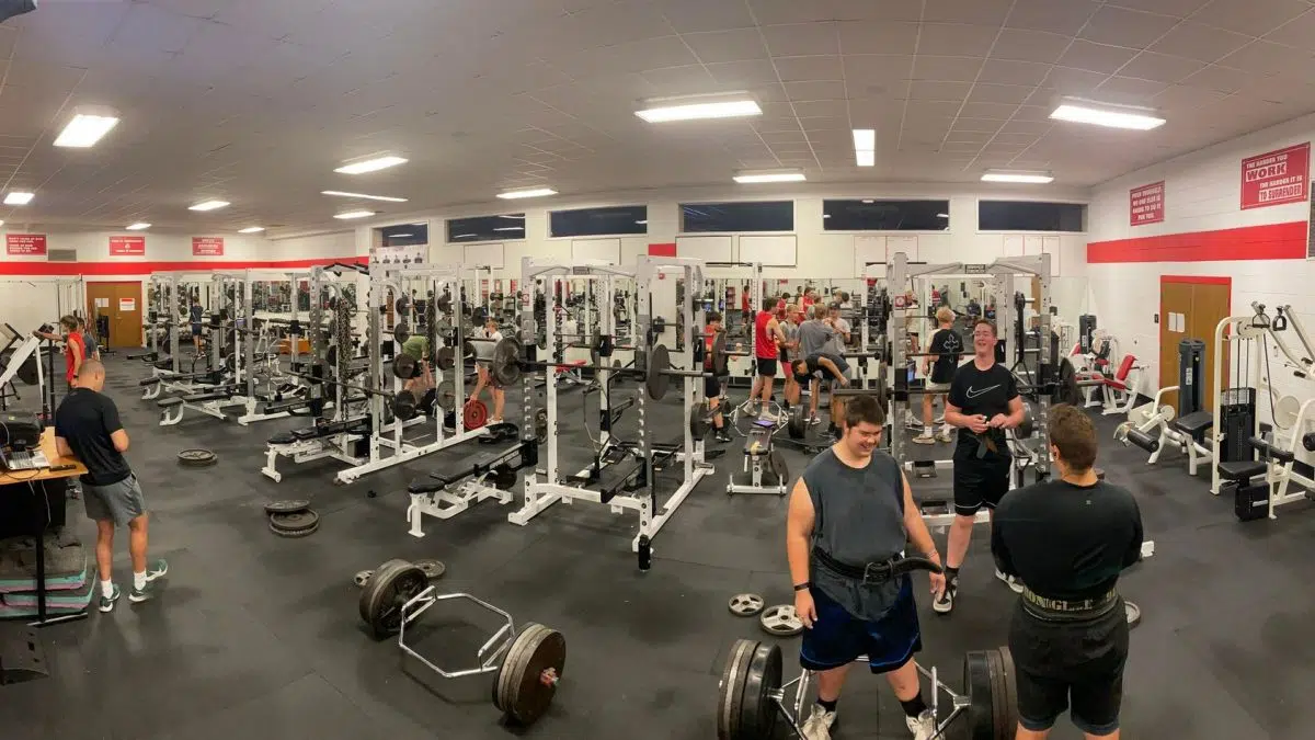 Manitowoc Lincoln Athletes Off Season Strength and Conditioning Program ...