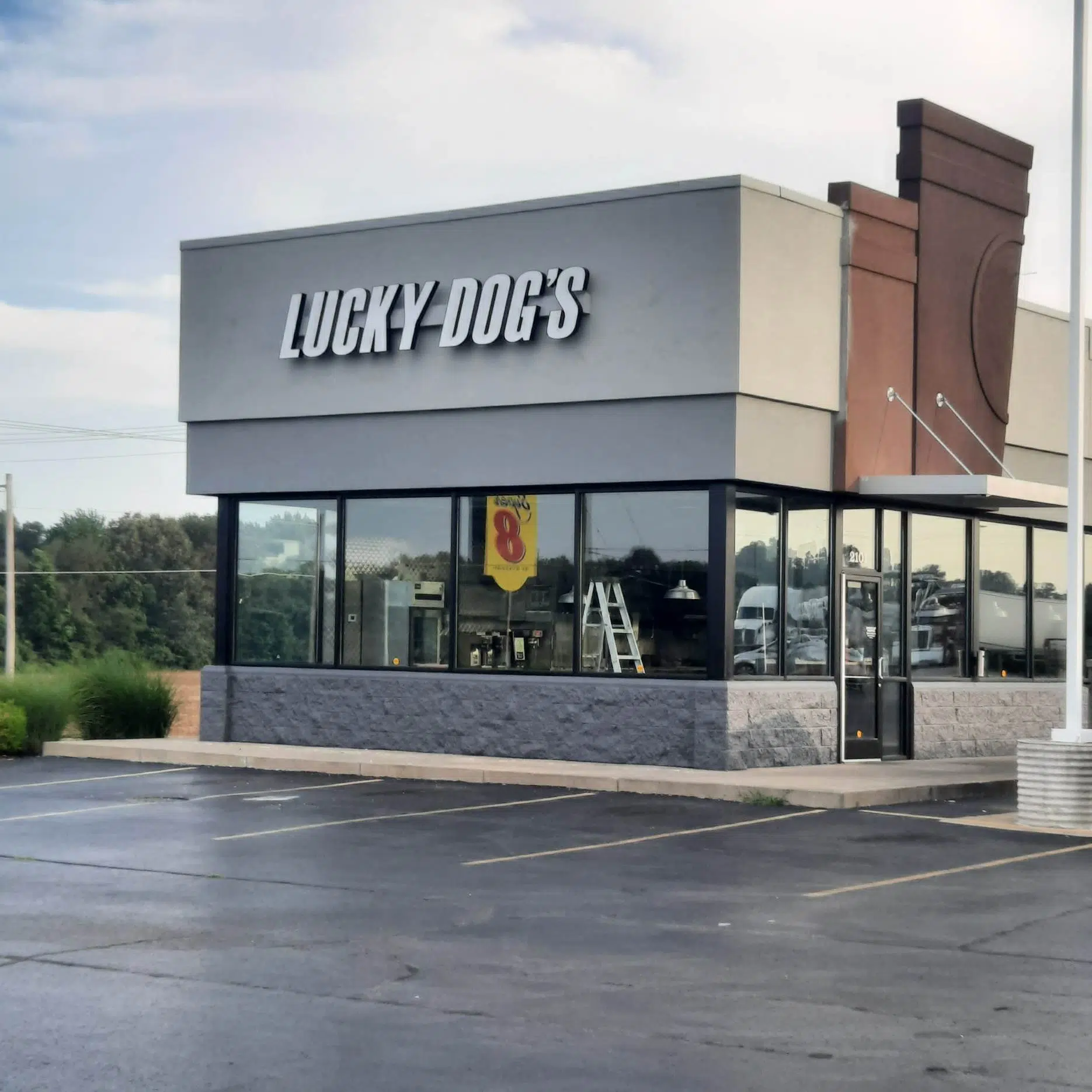 Former Huddle House Building to Open as Lucky Dogs Later This Year | WMOK