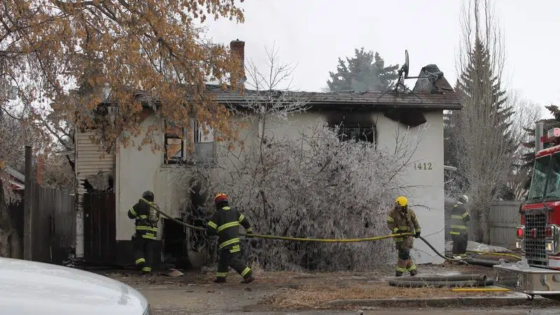 Firefighters tackle early morning house fire | battlefordsNOW