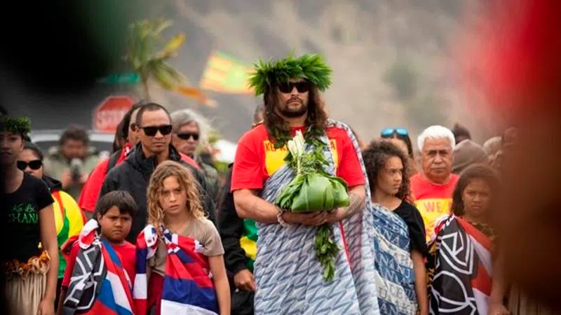 Jason Momoa visits protesters blocking new Hawaii telescope | EverythingGP