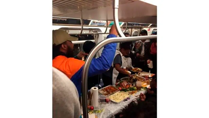 NYC commuters enjoy Thanksgiving feast on subway car | rdnewsnow.com