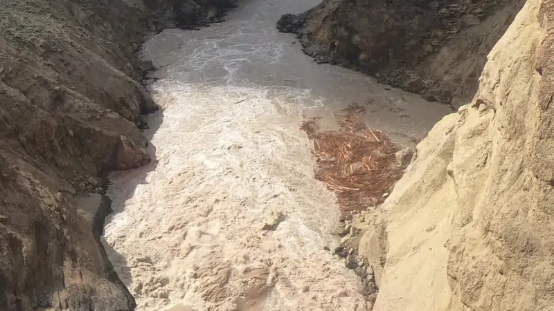Chilcotin River flood sends trouble downstream to Fraser slide site ...