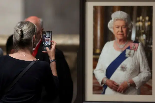 SCSU Students Studying In The United Kingdom During Queen’s Passing | KNSI