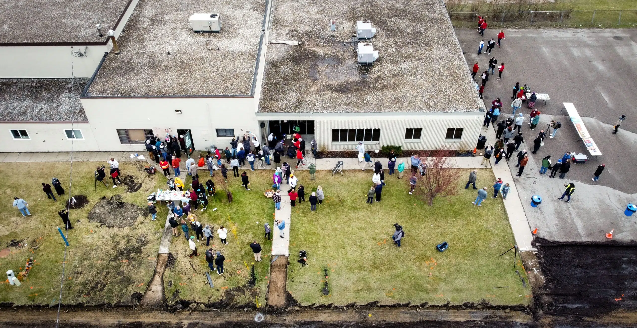Volunteers gather at Moorhead Mosque to clean vandalized building ...
