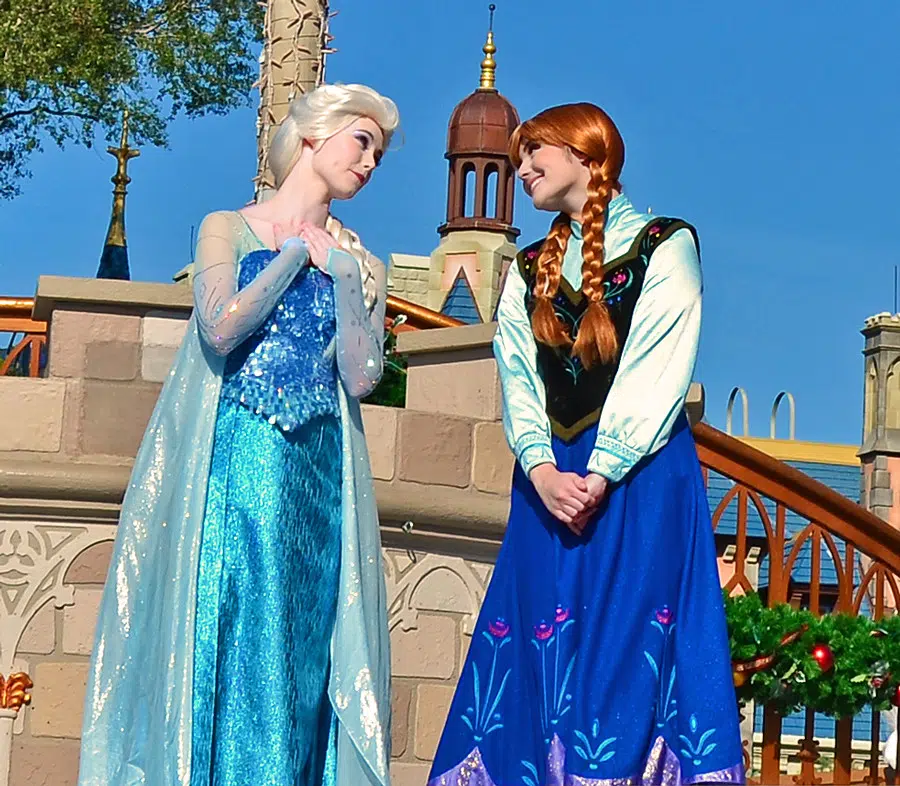 Anna from “Frozen” speaks to 11-year-old in sign language at Disneyland ...