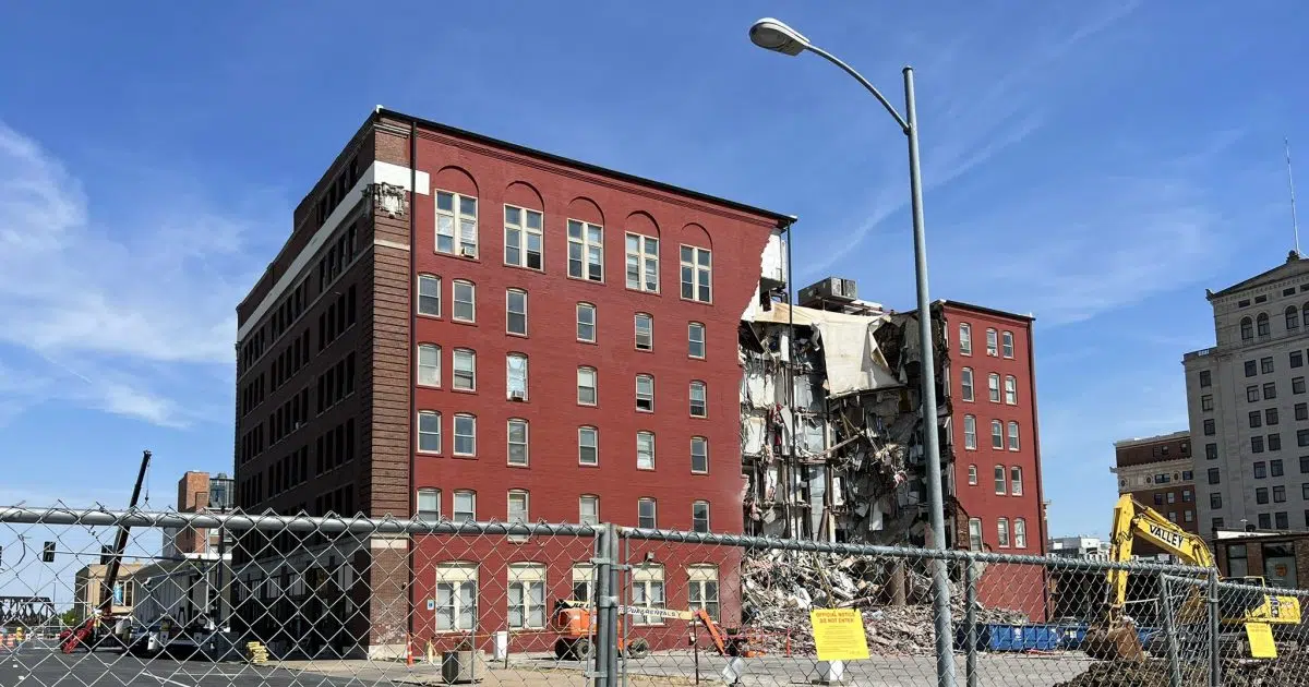 5 remain unaccounted for following building collapse in eastern Iowa ...