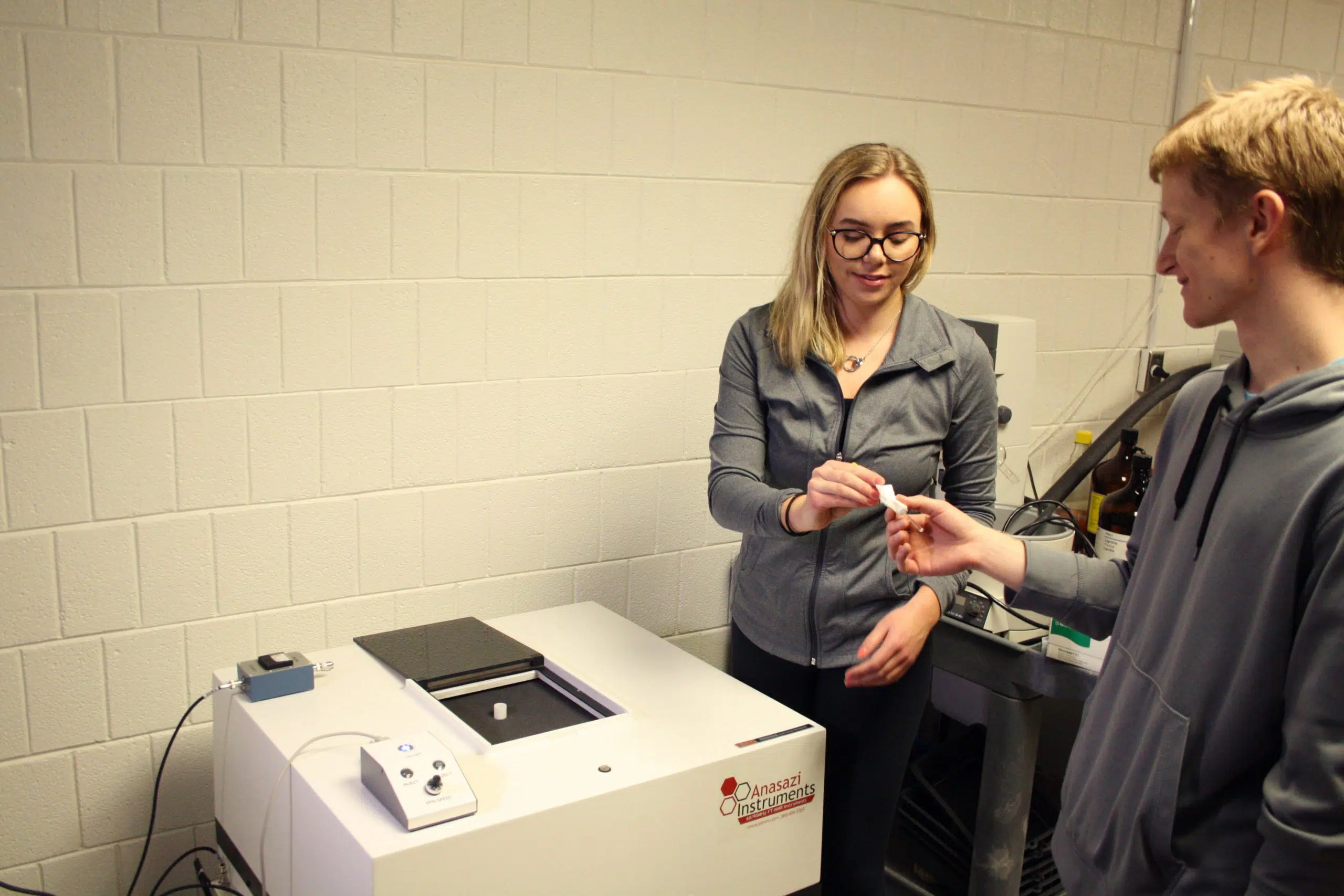 Lake Land College’s chemistry lab installs 60MHz FT-NMR spectrometer ...