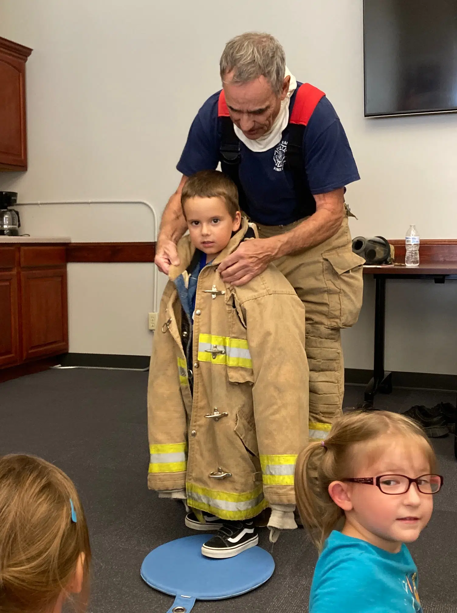 Firefighter Rusty Teaches Children About Fire Safety | Effingham Radio