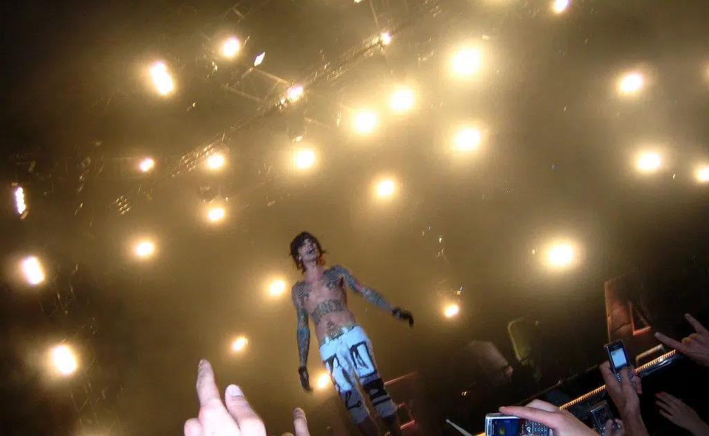 Tommy Lee Shares Why He Posted Nude Selfie | Owensboro Radio
