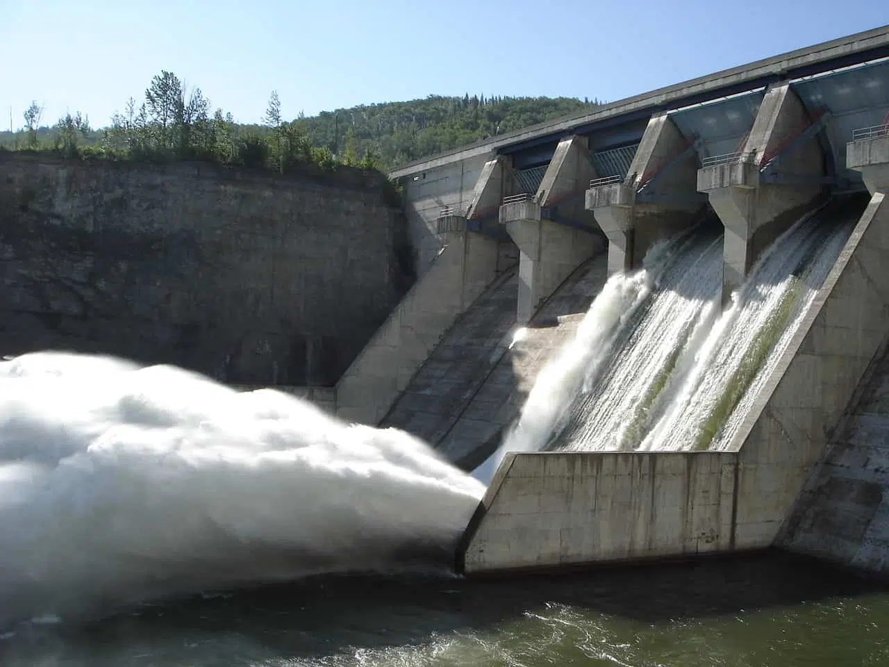 BC Hydro spills at WAC Bennett and Peace Canyon Dams | Energeticcity.ca ...