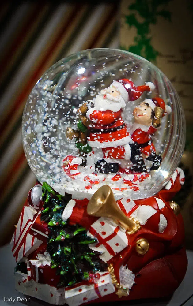 WORLD’S LARGEST SNOW GLOBE COLLECTION TOTALS 4,238 PIECES | LITE 99.3 ...