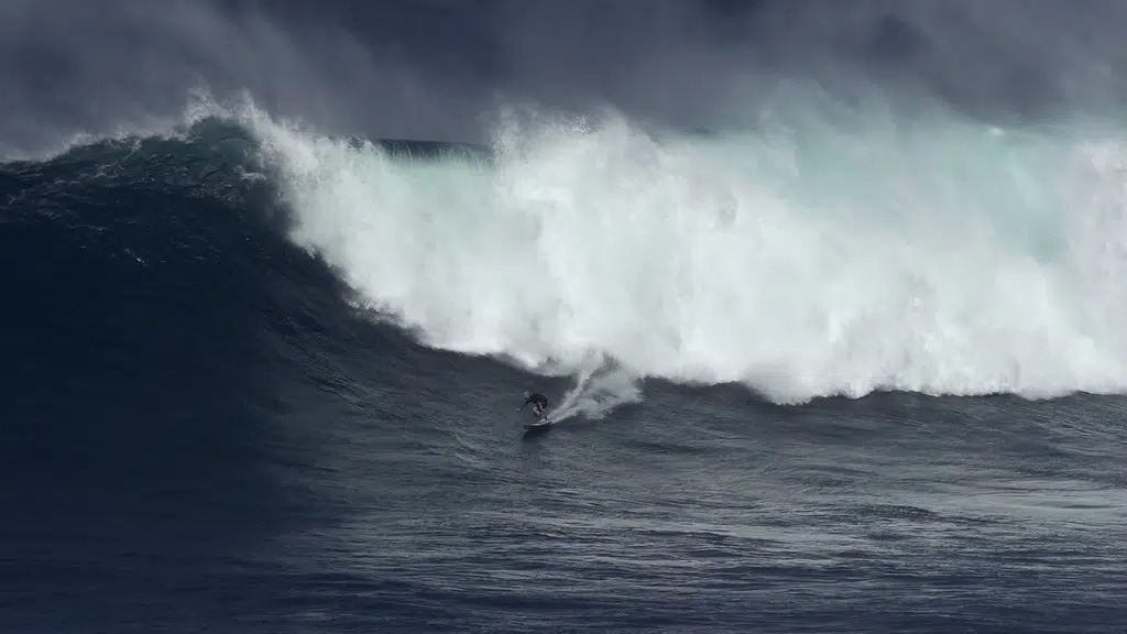 German man rides world record 86-foot wave in Portugal | LITE 99.3 ...