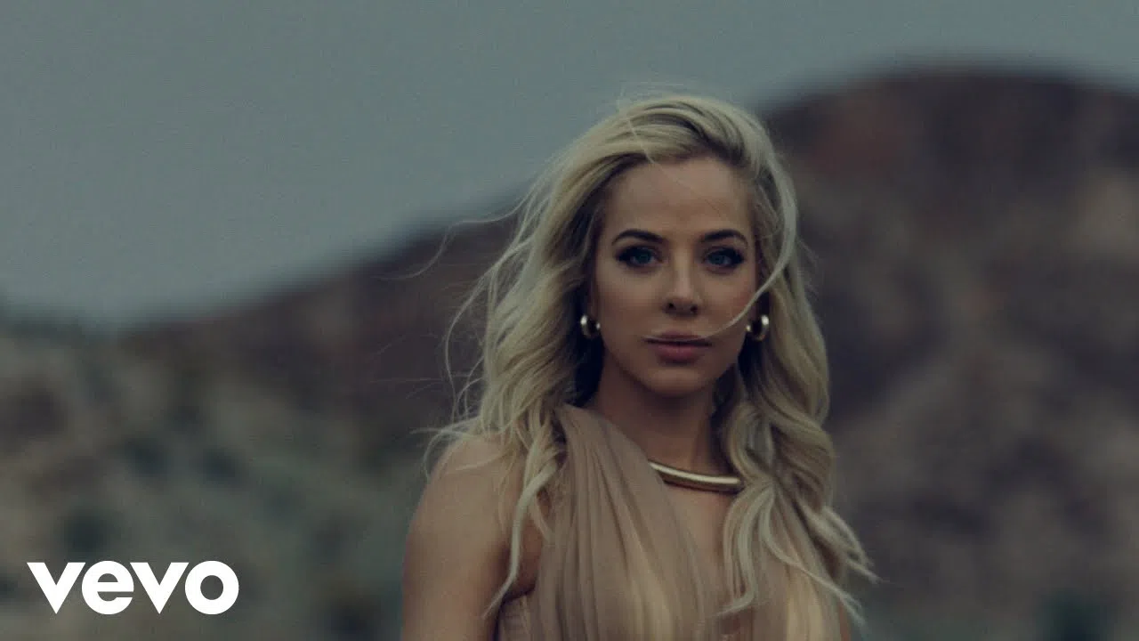 Hot or Not: Mackenzie Porter – “Chasing Tornadoes” | 89.5 JR Country ...