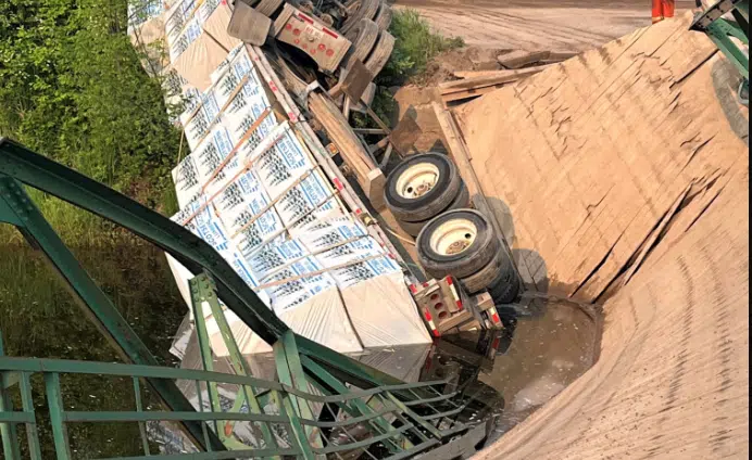 Bridge collapses near Tatamagouche: tractor-trailer ends up in river ...