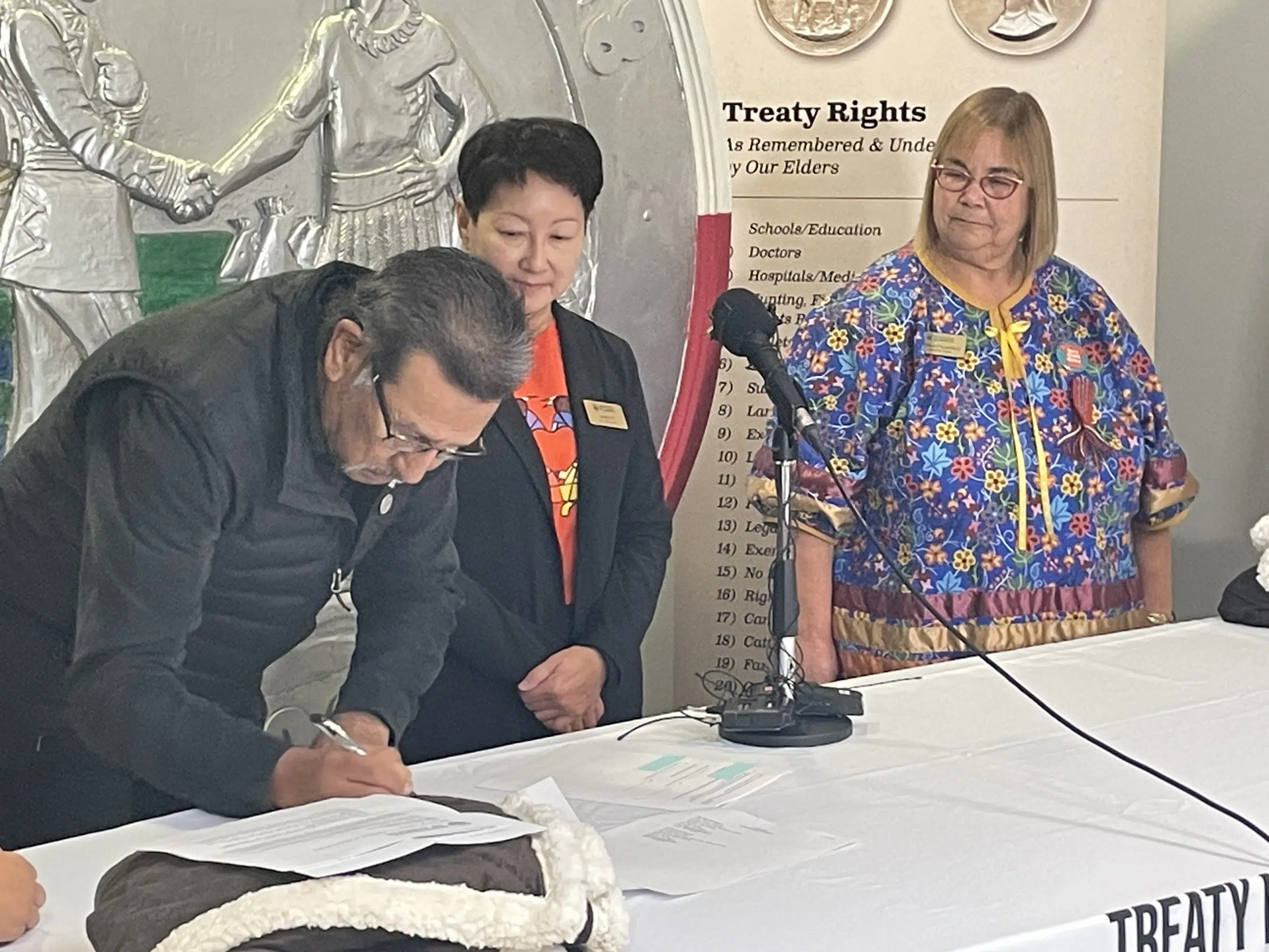 Memorandum signed between Treaty 8 First Nations of Alberta and the U ...
