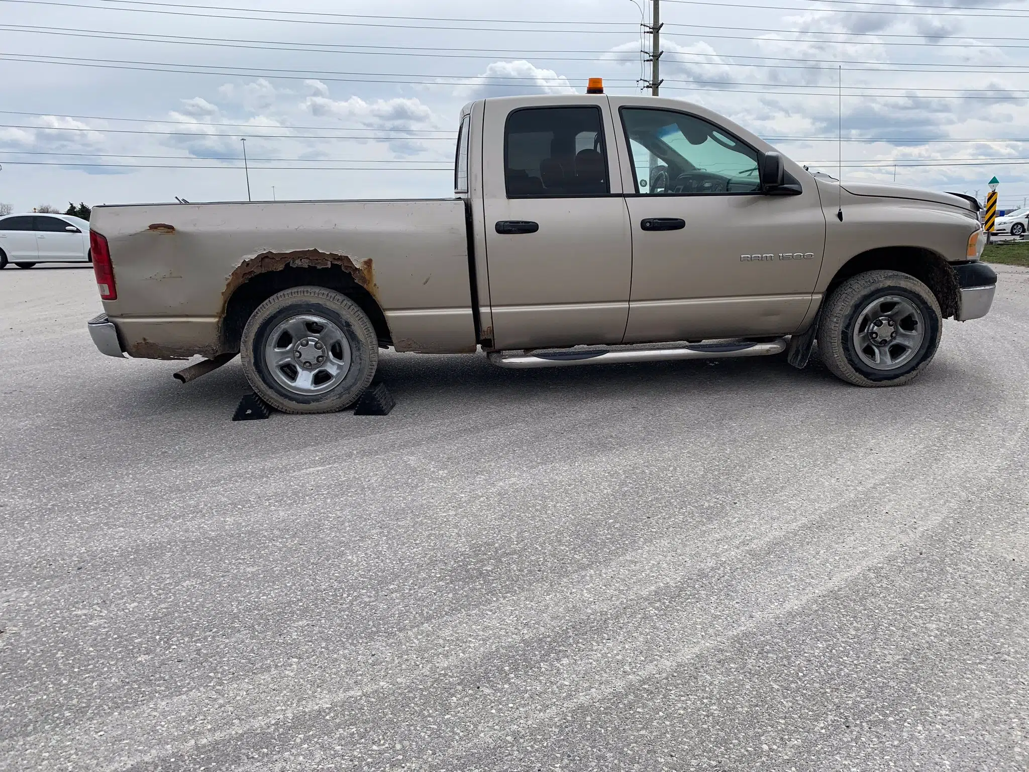 Must-see: Driver uses 2×4’s as quick fix for pick-up truck | FM101 ...