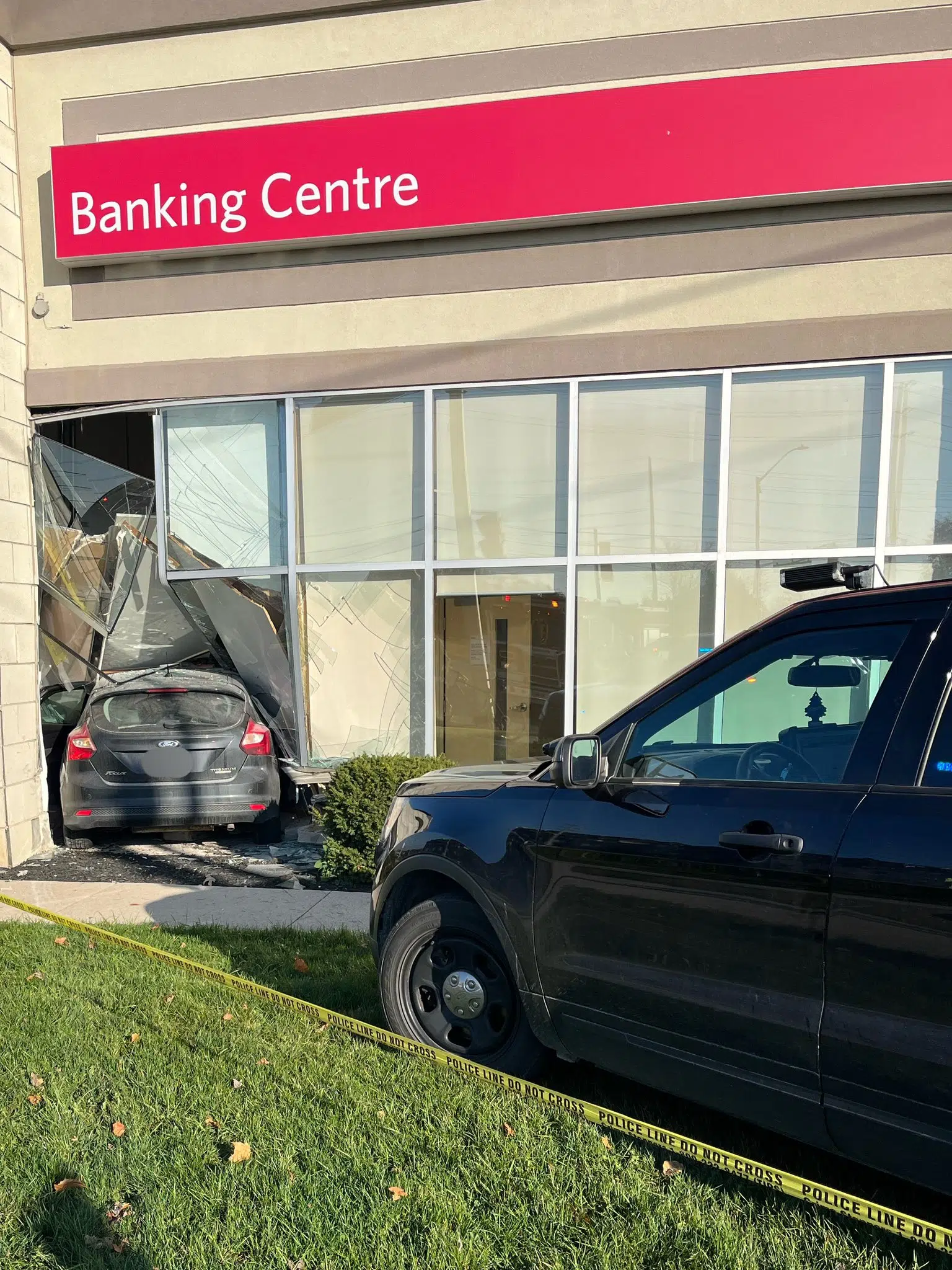 ‘Drive-thru banking’: Vehicle crashes into Milton bank | FM101 Milton Now