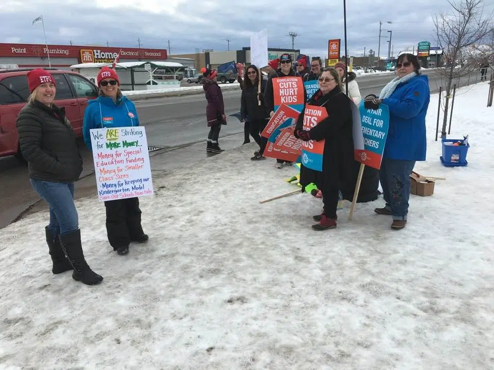 Local members of ETFO walk picket line | 104.9 Pembroke Today