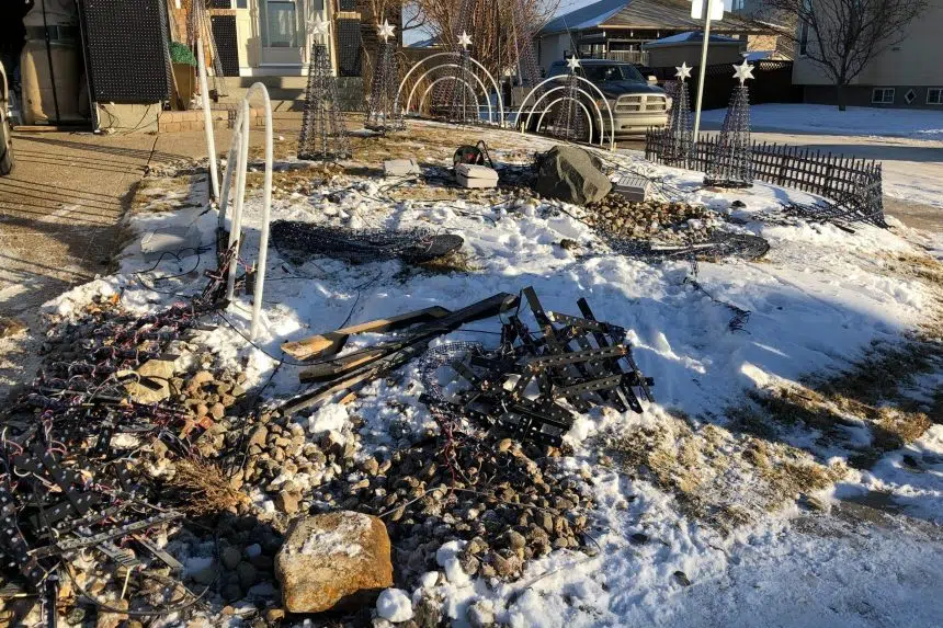 ‘It’s heartbreaking’: Regina family’s Christmas light show display damaged | 980 CJME