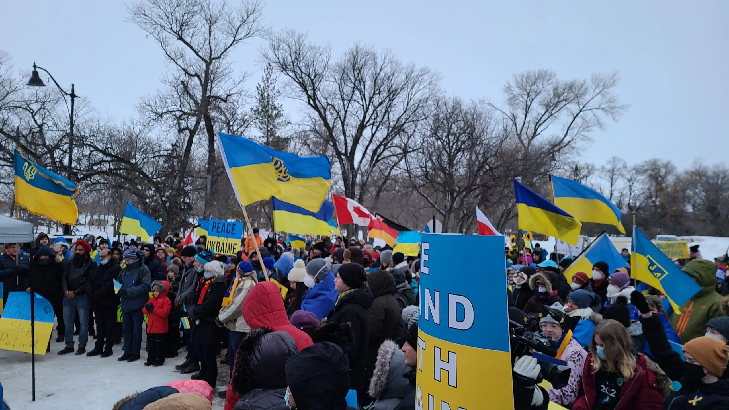 Rally for Ukraine in Regina brings out hundreds | 650 CKOM