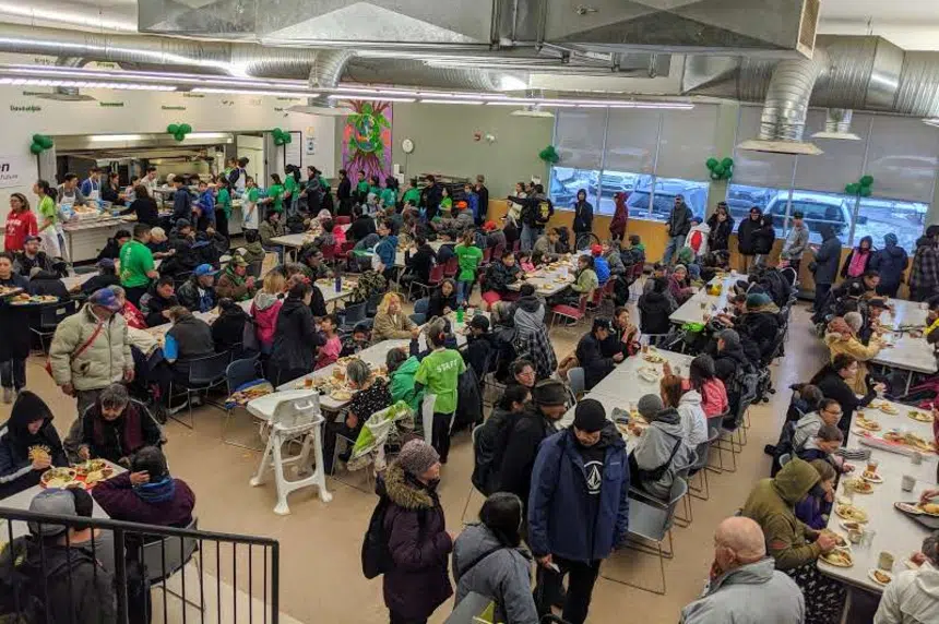 Volunteer army rolls up sleeves for Friendship Inn Thanksgiving feast ...