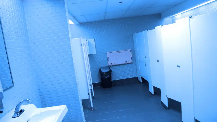 Awkward bathroom moments | 98.3 CIFM