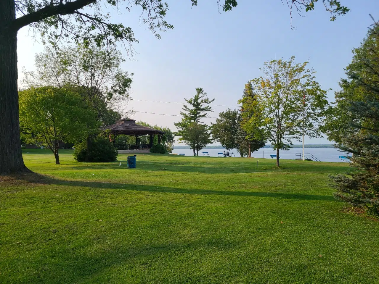 Vehicles able to access the lower beach level of Robert Simpson Park ...